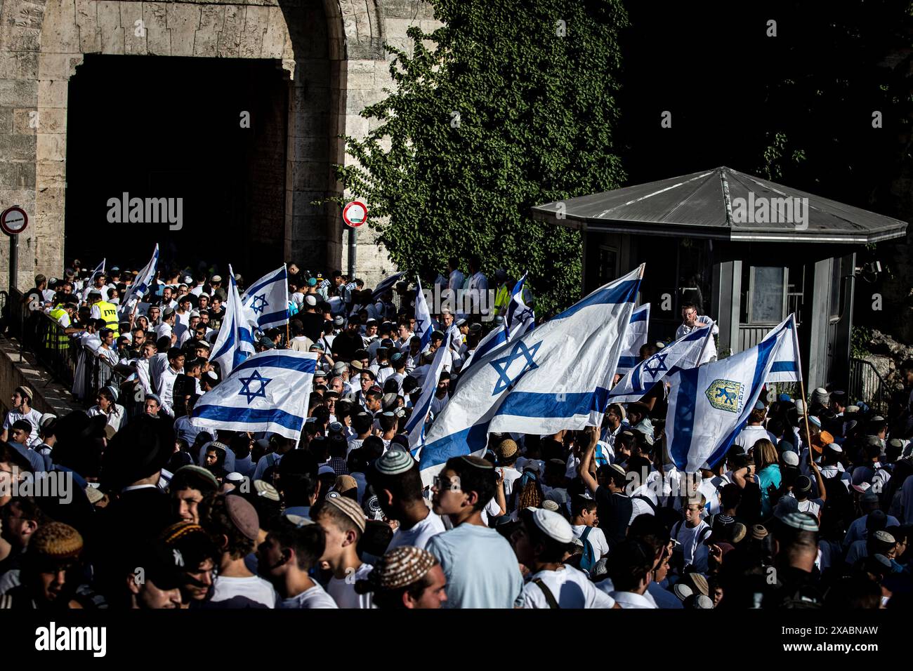 Israeli right wing youths wave their national flags outside Damascus ...