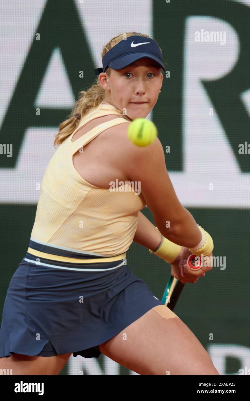 Paris, France. 5th June, 2024. Mirra Andreeva hits a return during the ...