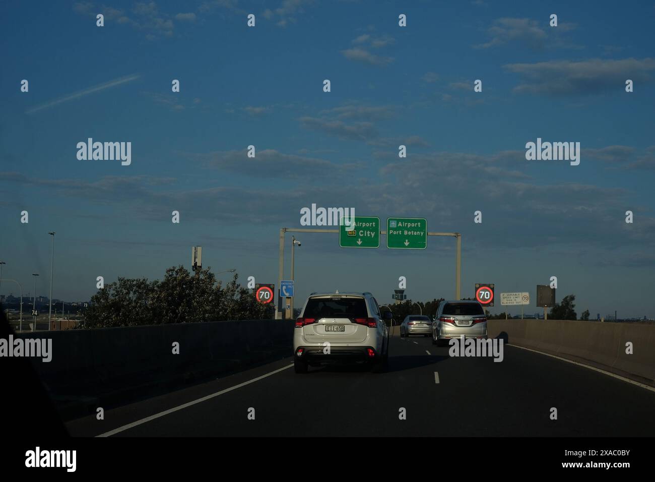 Cars driving on the freeway between Bowral in the Southern Highlands ...