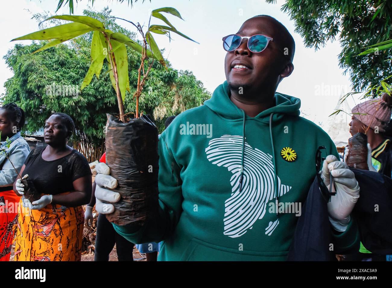 Job Mwangi of the Green Belt Movement joins local residents of Kiamaiko ...