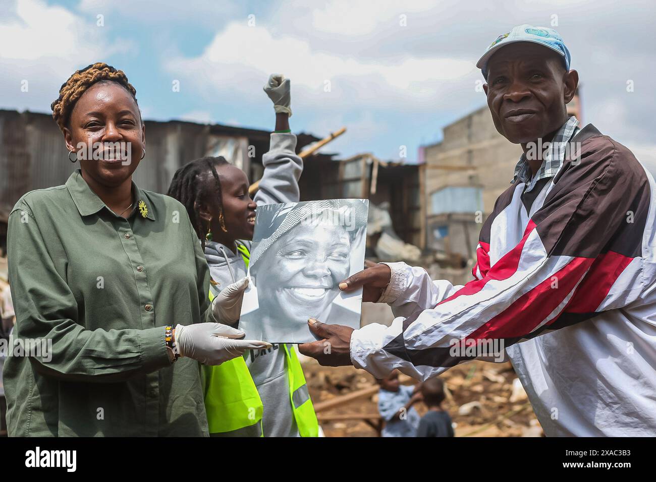 Nyaguthii Chege (L) of the Green Belt Movement presents support to ...