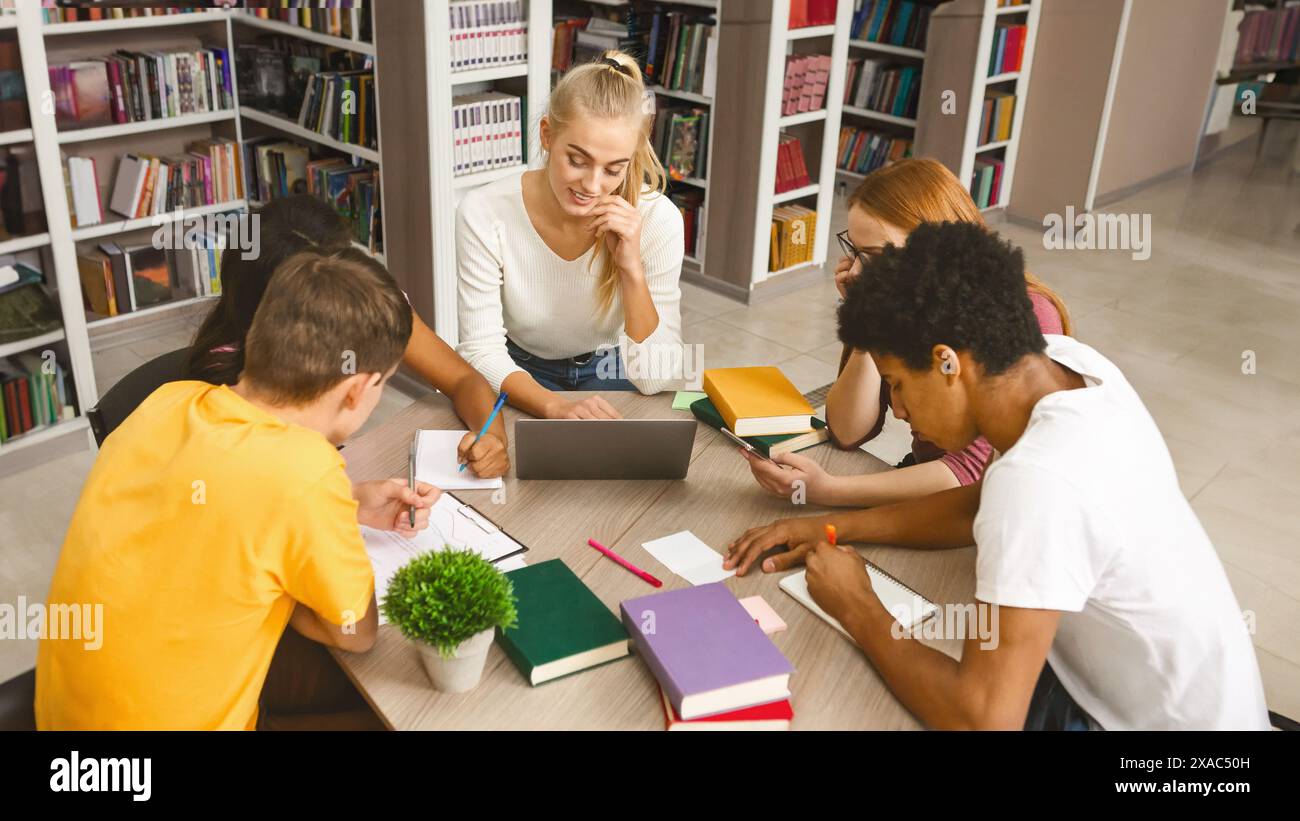 University students circle reading hi-res stock photography and images ...