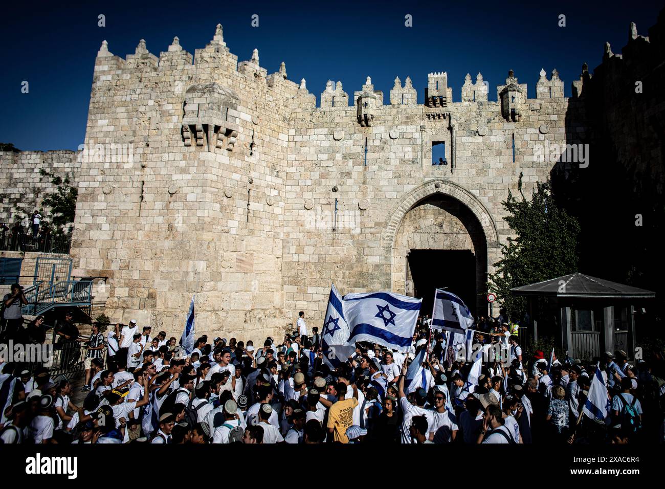Israeli right wing youths wave their national flags outside Damascus ...