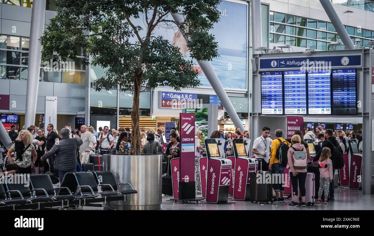 Air operations status board hi-res stock photography and images - Alamy
