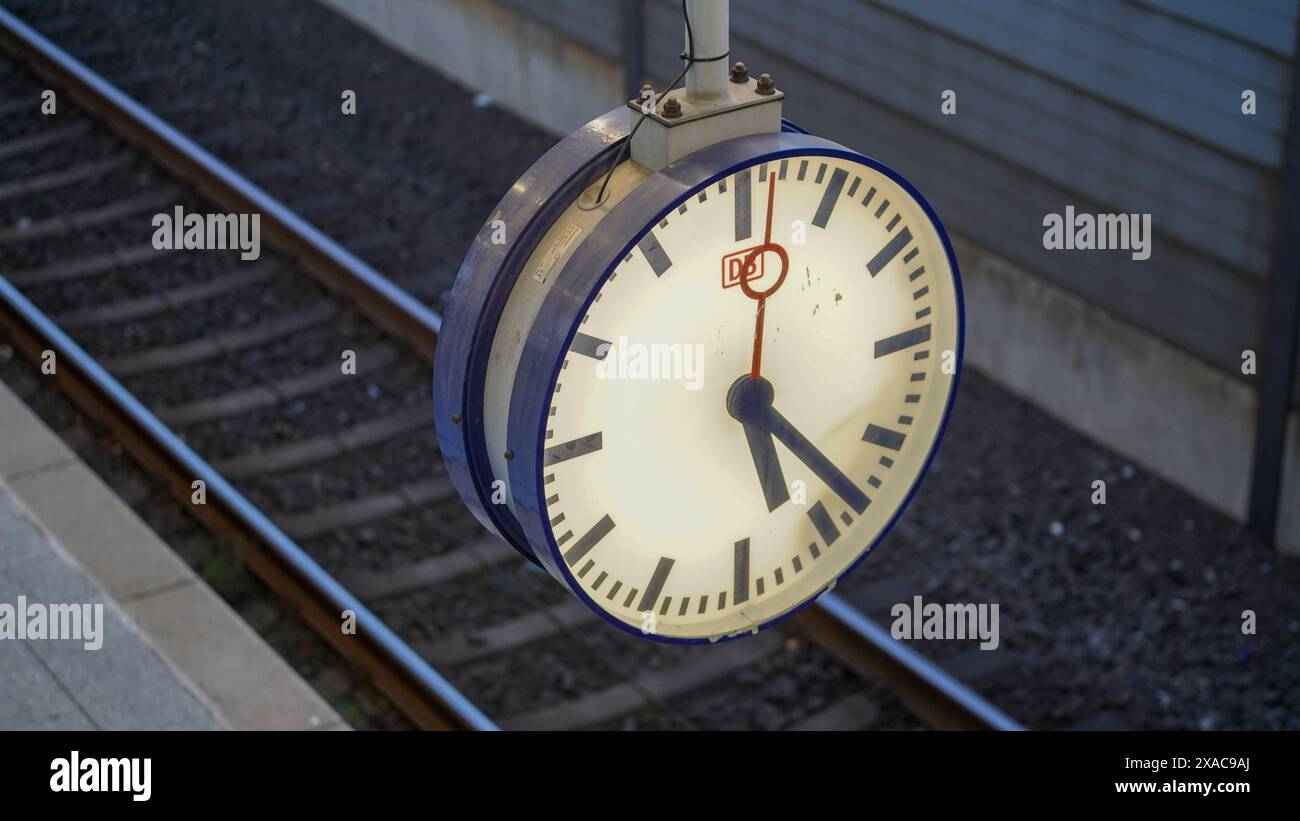 Bahnhof, Deutsche Bahn, Gleis, Uhr, Zeit, Bahnsteig, Schienenverkehr ...