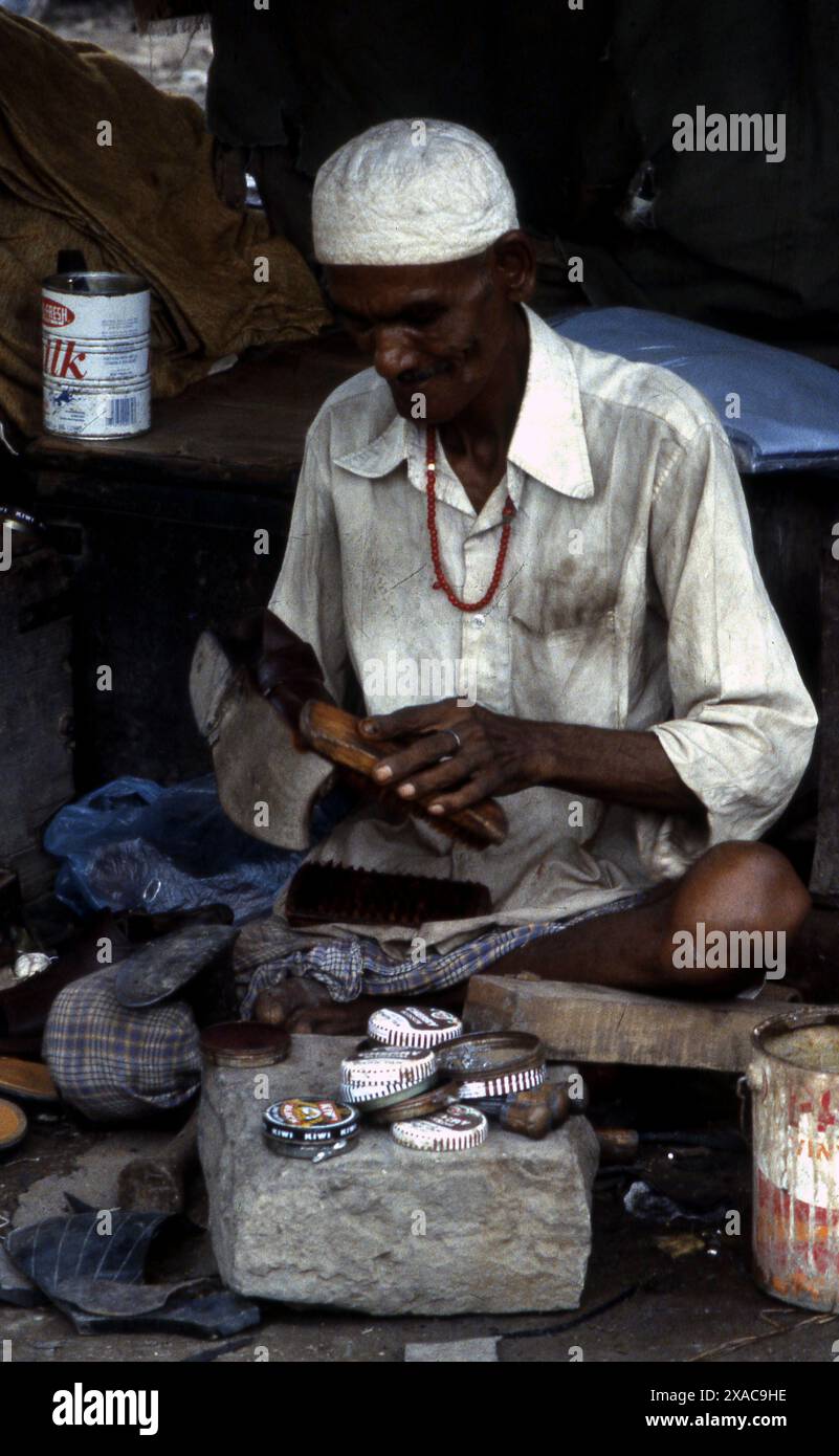 Shoe cleaner, Peshawar 1984 Stock Photo - Alamy