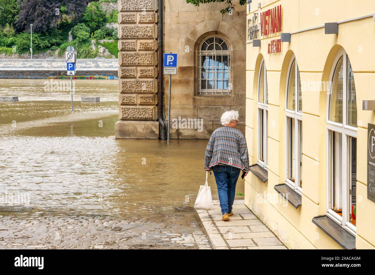 Passauer Altstadt im Uferbereich überflutet, Hochwasser an der Donau ...
