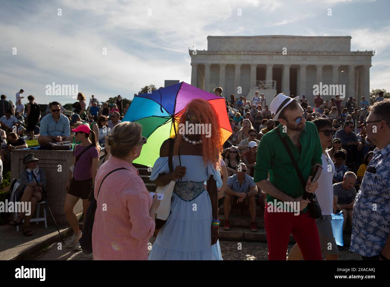 People are waiting to see the Italian Opera at the Lincoln Memorial in ...