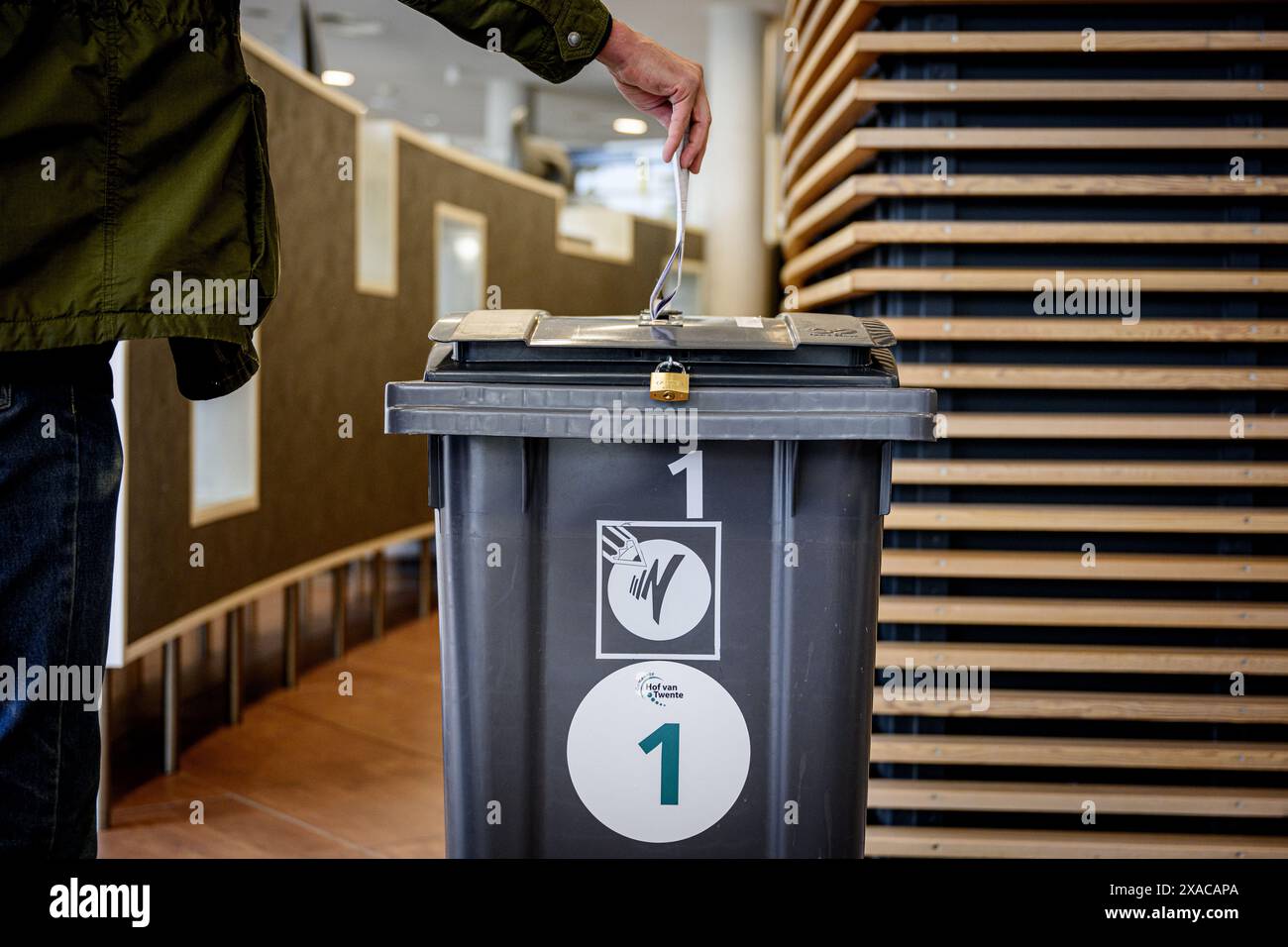 GOOR - People vote at the polling station in the town hall of Hof van ...