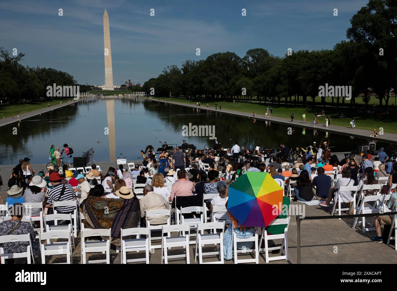 People are waiting to see the Italian Opera at the Lincoln Memorial in ...