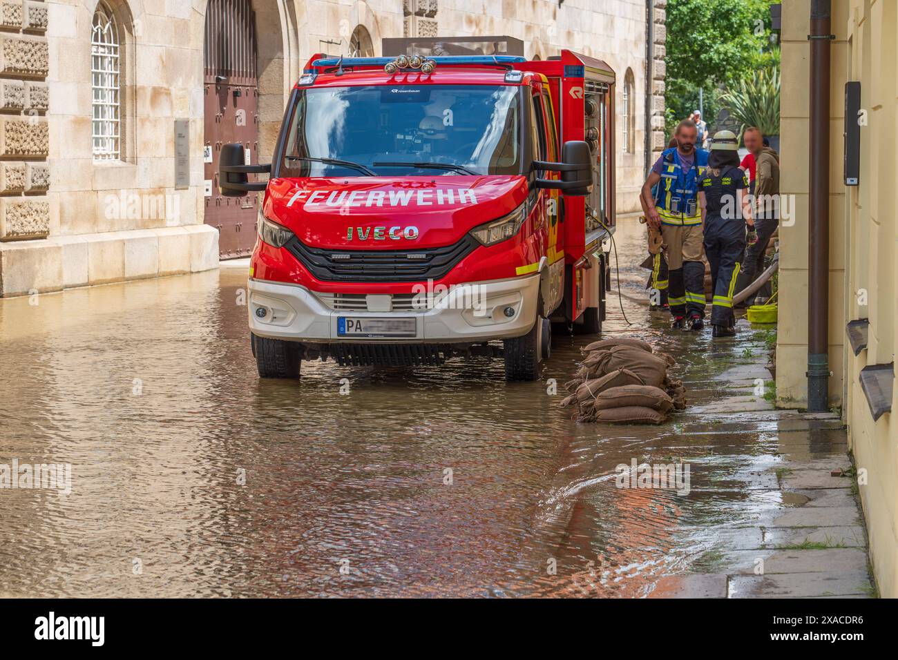 Feuerwehr bei Aufräumarbeiten in der Altstadt, Hochwasserlage an der ...
