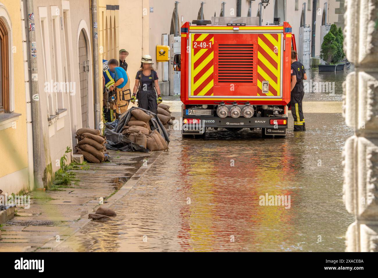 Feuerwehr bei Aufräumarbeiten in der Altstadt, Hochwasserlage an der ...