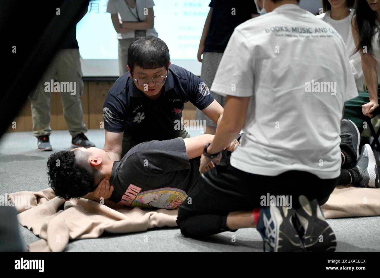 Taipeh, Taiwan. 18th May, 2024. A paramedic turns a participant on his ...