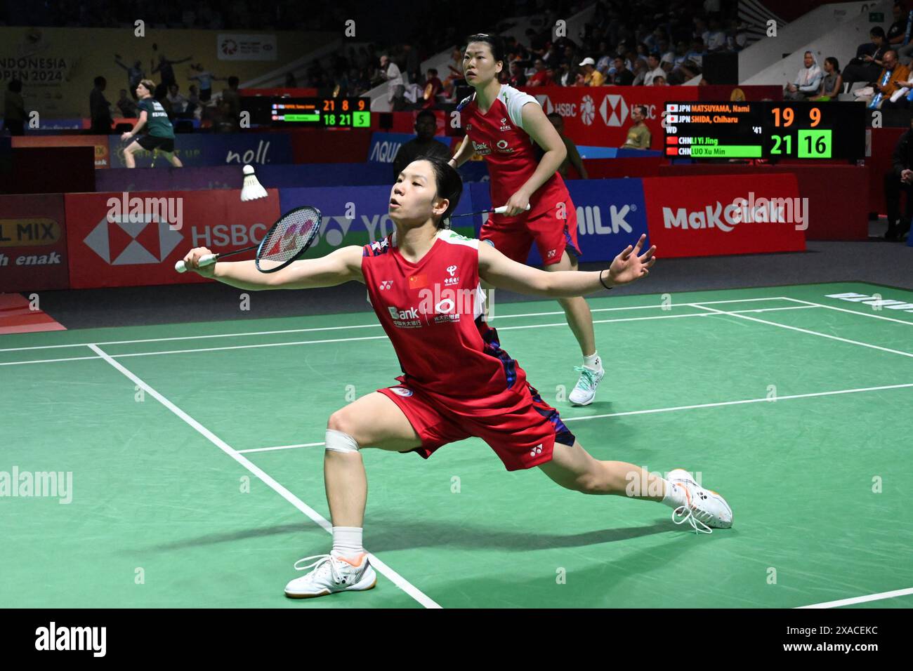 (240606) -- JAKARTA, June 6, 2024 (Xinhua) -- Li Yijing (front)/Luo Xumin compete during the ...