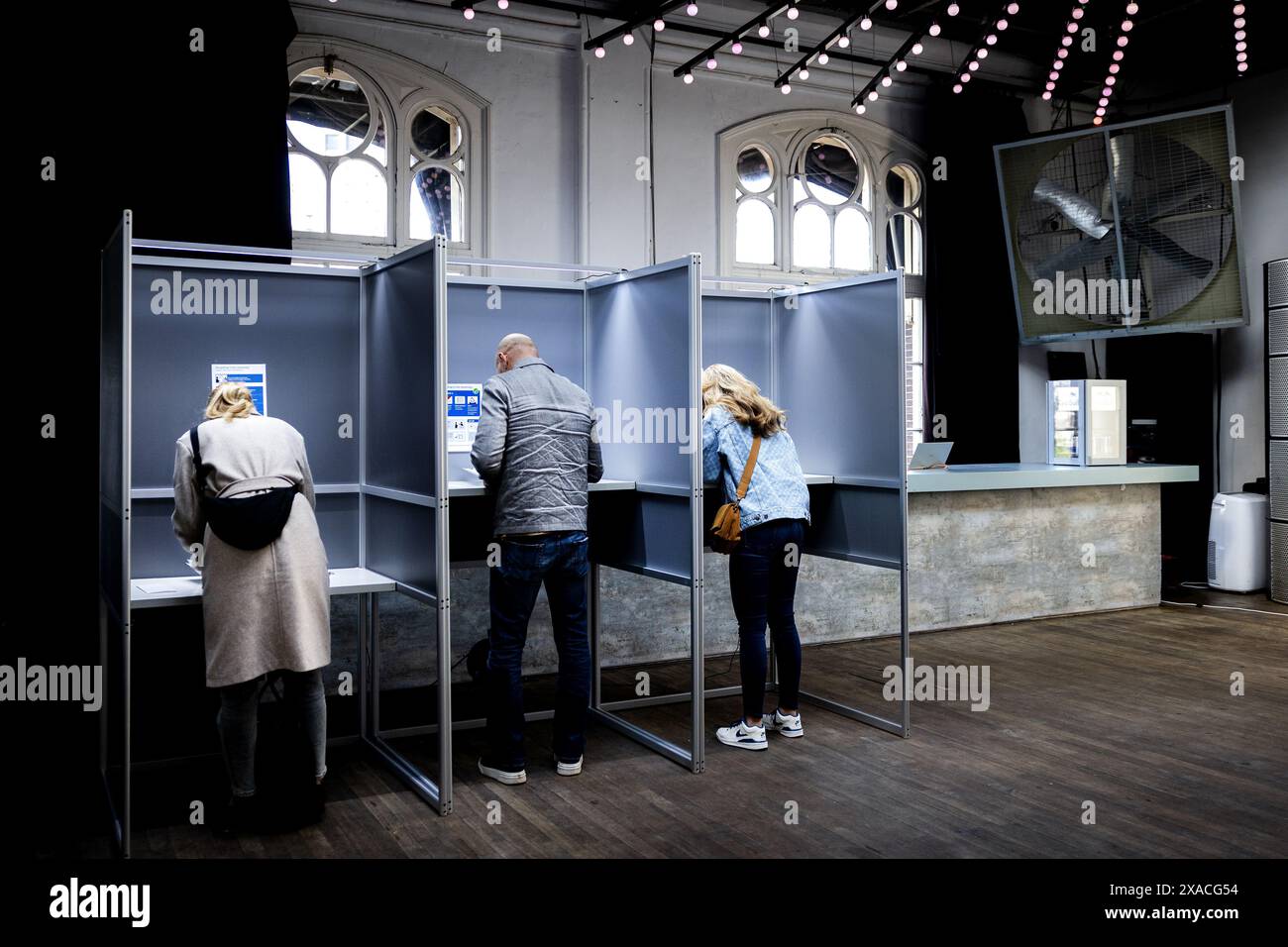 AMSTERDAM - VVD party leader Dilan Yesilgoz casts her vote for the ...
