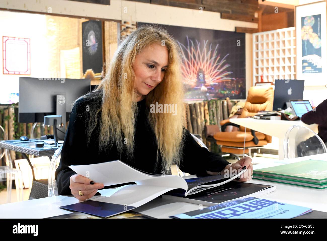 (240606) -- WANZAI, June 6, 2024 (Xinhua) -- Sophie Poirier works at her studio in Wanzai ...