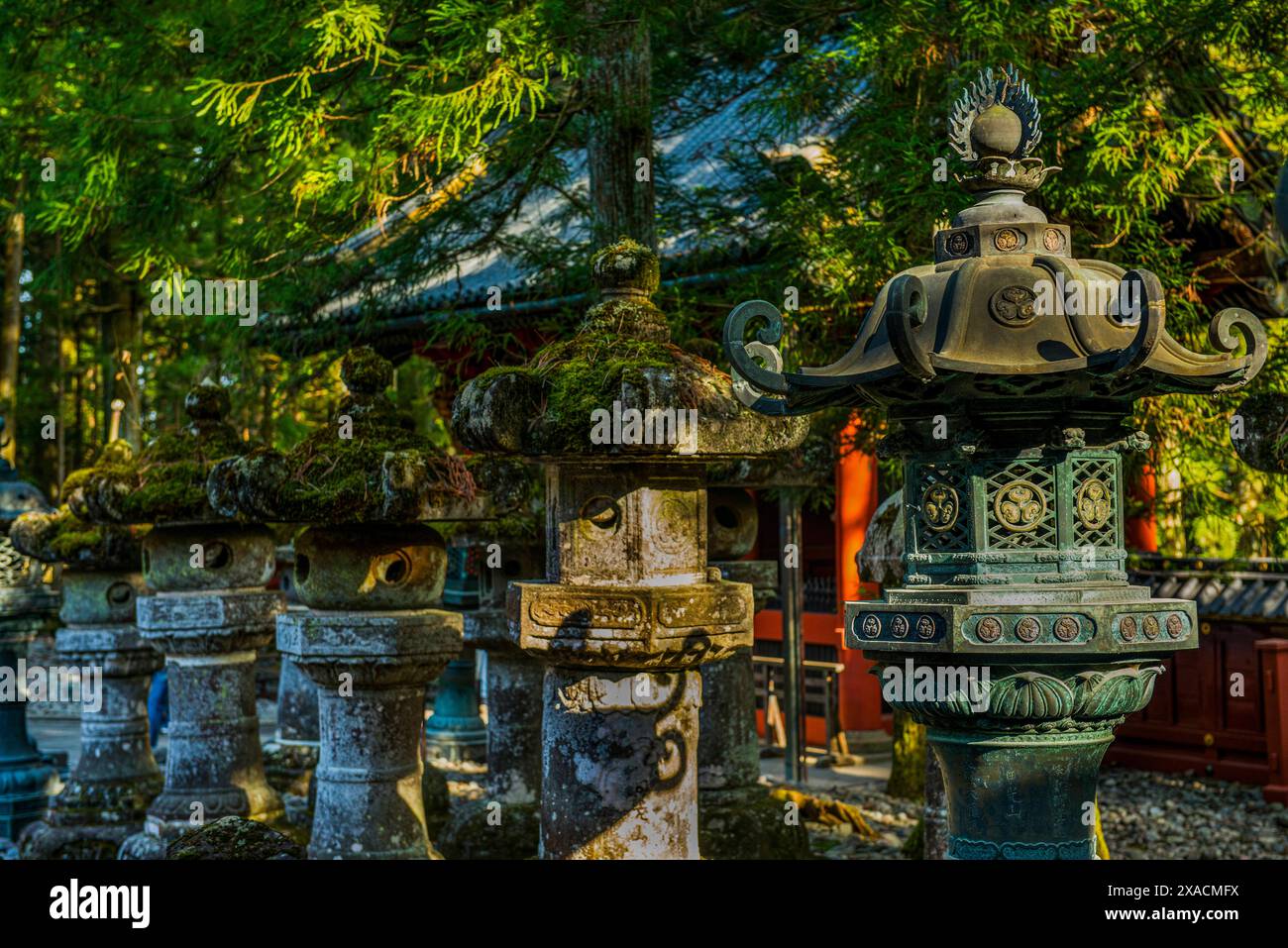 Moos stein laterne nikko hi-res stock photography and images - Alamy