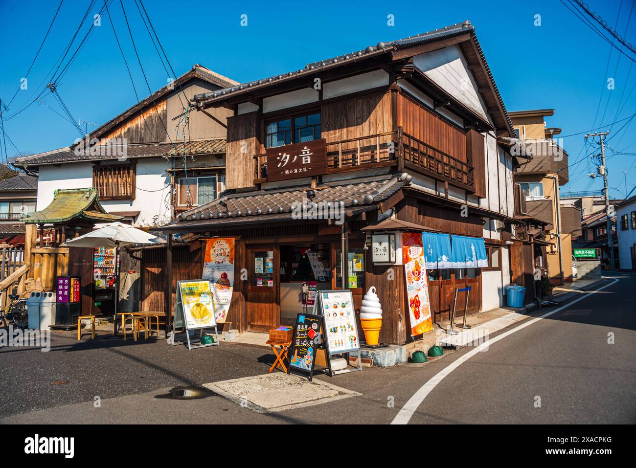 Traditional Japanese house with a store selling soft ice, Tomonoura ...