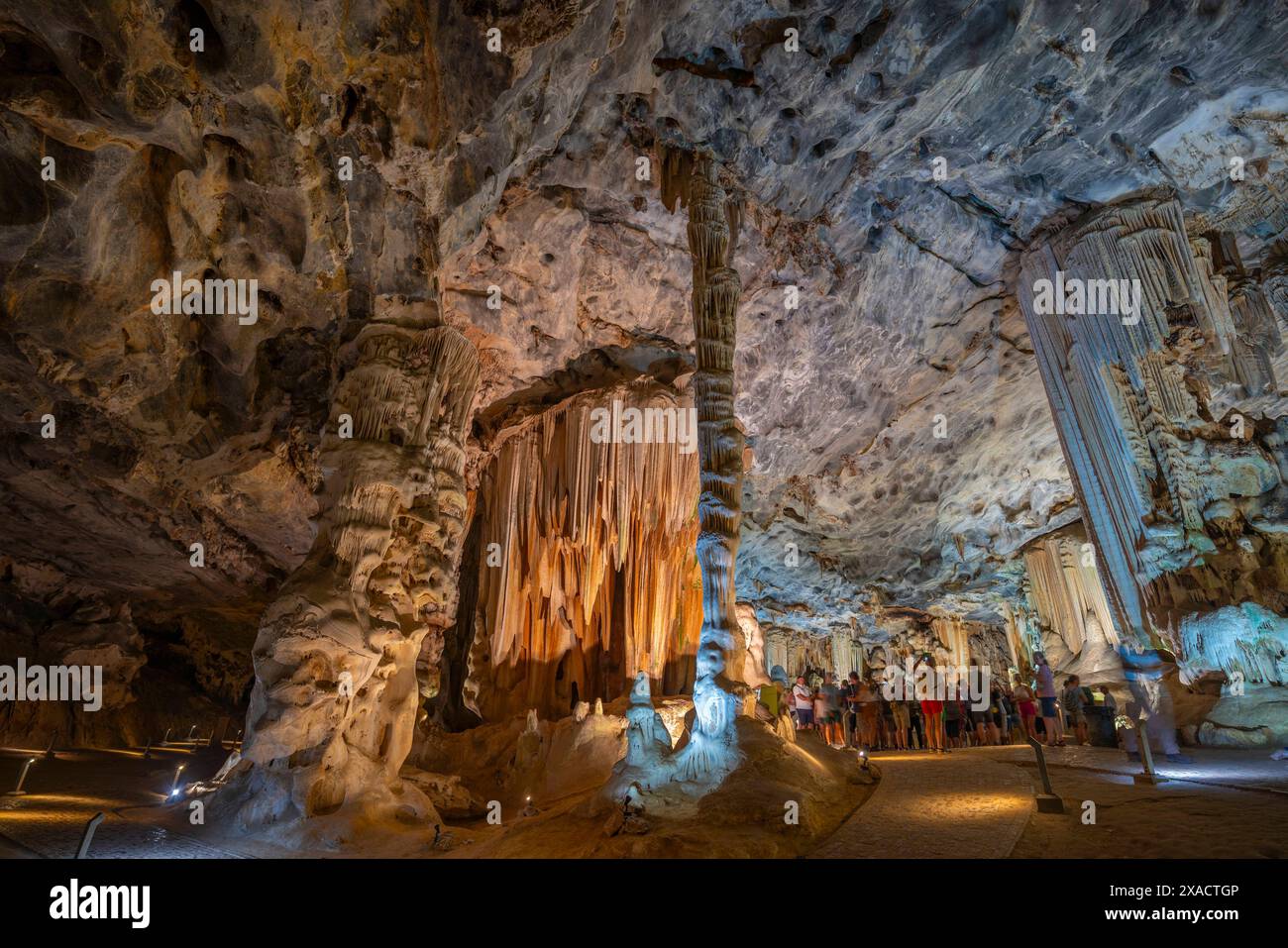 View of visitors viewing stalagmites and stalactites in the interior of ...