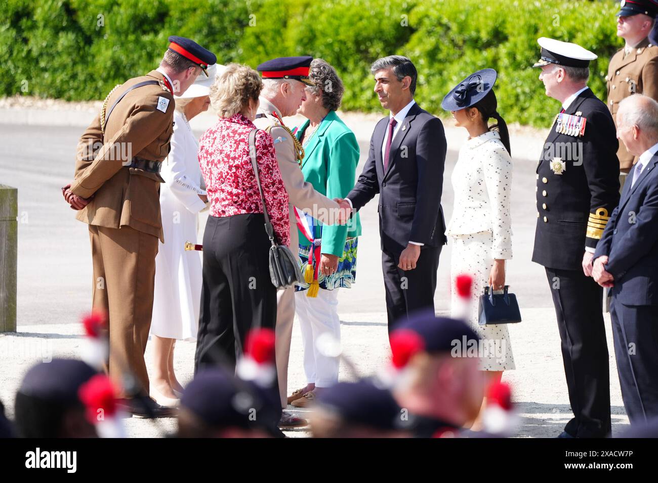 Prime Minister Rishi Sunak and wife, Akshata Murty greet King Carles II ...