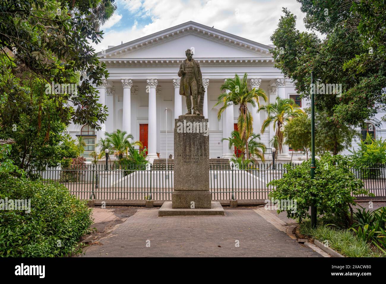 View of George Grey statue and Cape Town City Libraries, Cape Town ...