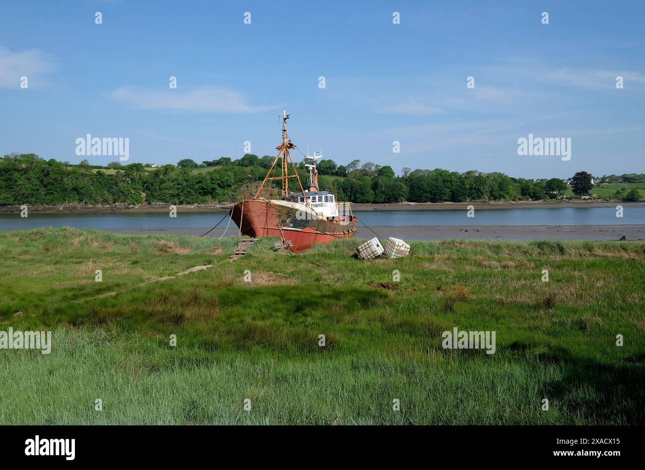 old fishing boat, taw-torridge estuary, instow, north devon, england ...