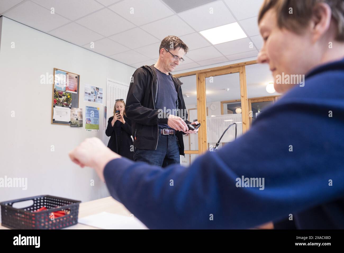 UTRECHT - GroenLinks PvdA party leader Bas Eickhout casts his vote in ...