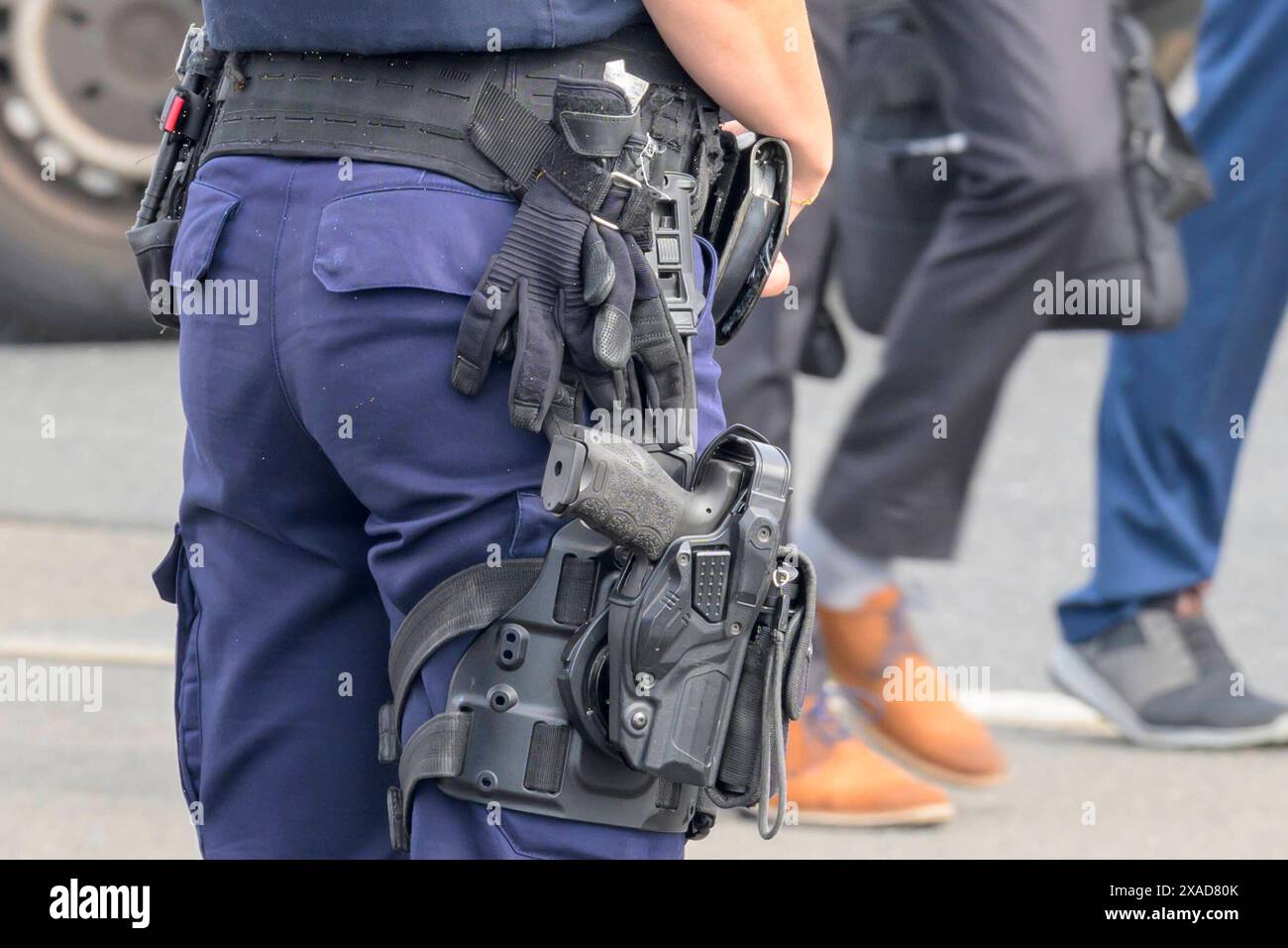 Polizist mit Dienstwaffe, Holster, Waffe, Handschuhe, GER, Berlin ...