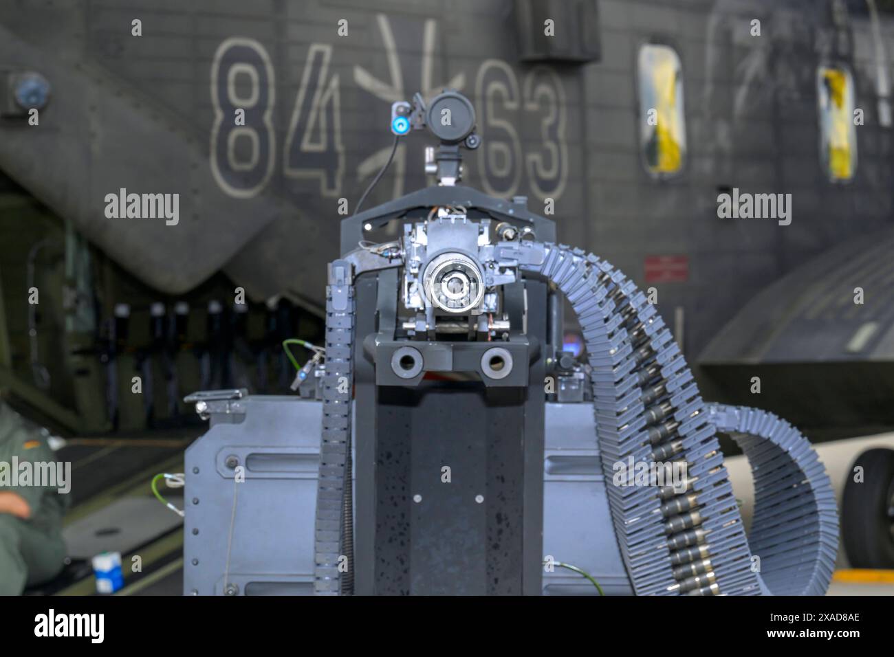 M3M, Maschinengewehr M3M die Waffe wird auf der Rampe des Helikopters ...