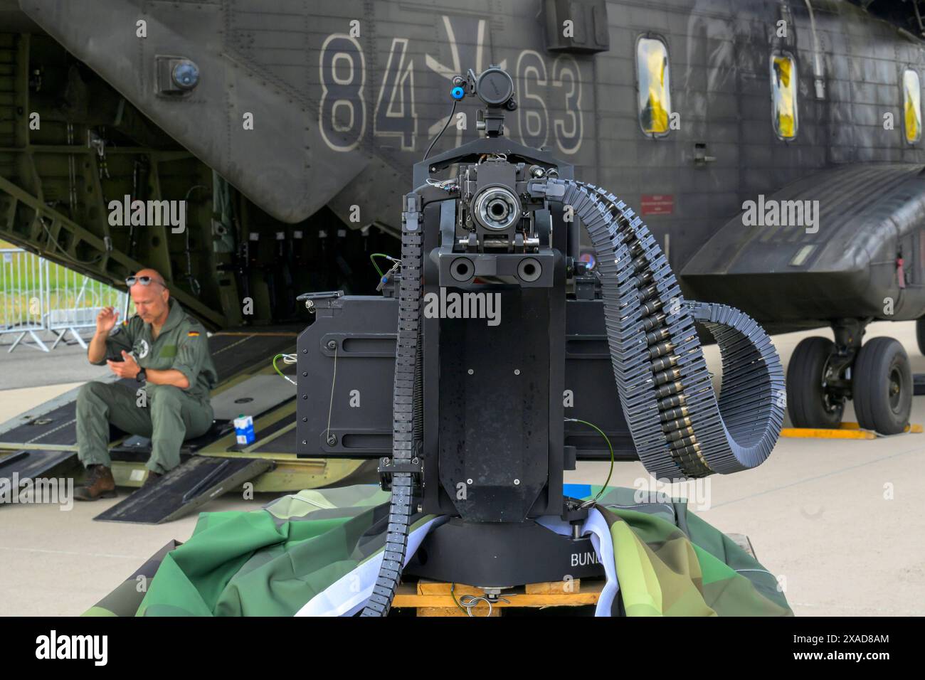 M3M, Maschinengewehr M3M die Waffe wird auf der Rampe des Helikopters ...