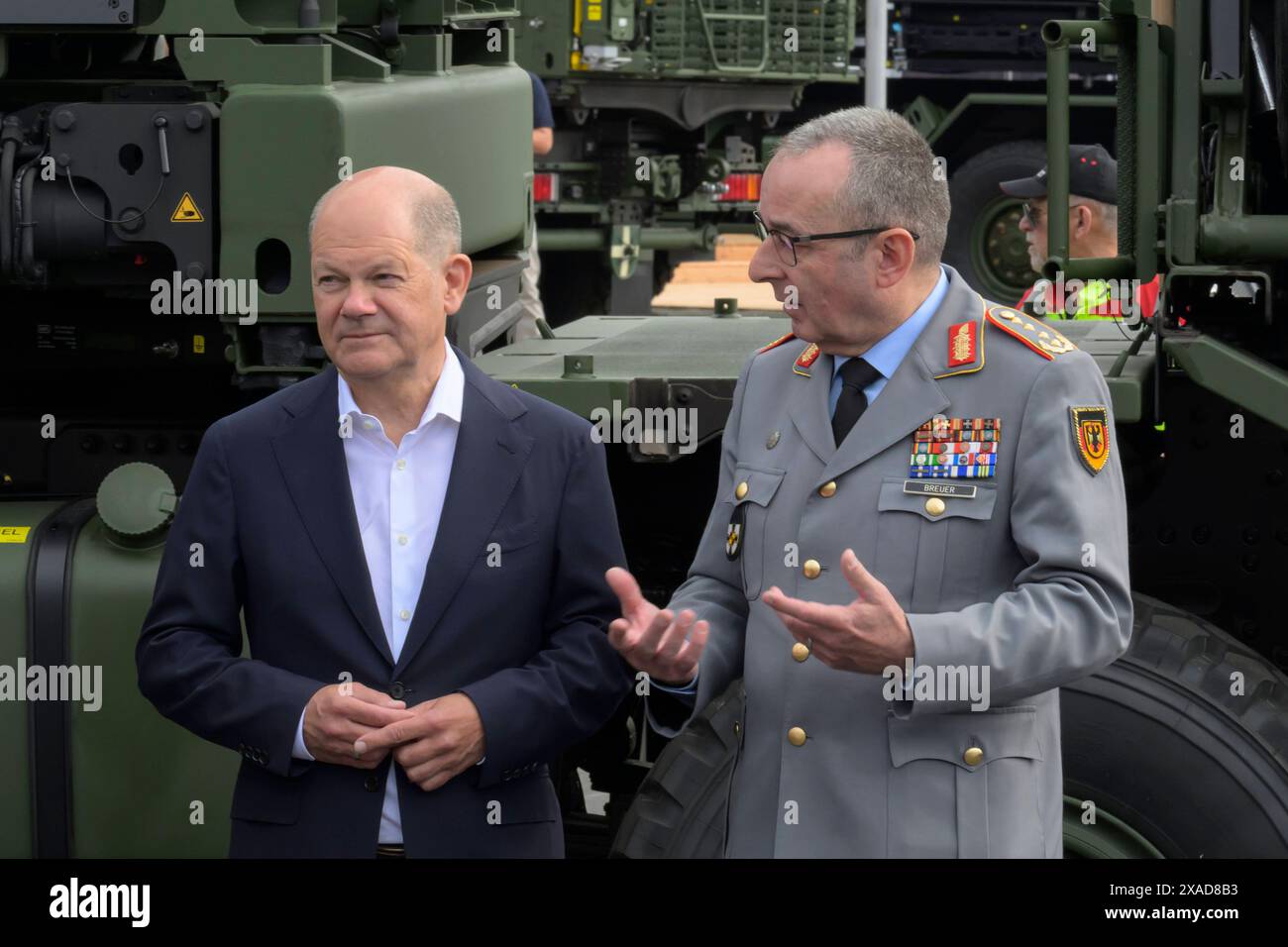 v.l. Olaf Scholz und General Carsten Breuer, GER, Berlin, Schoenefeld ...