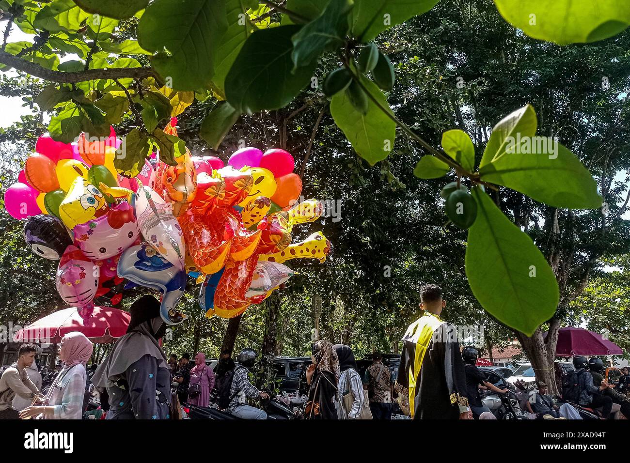 Bantul, Yogyakarta, Indonesia. 6th June, 2024. A street vendor sells ...