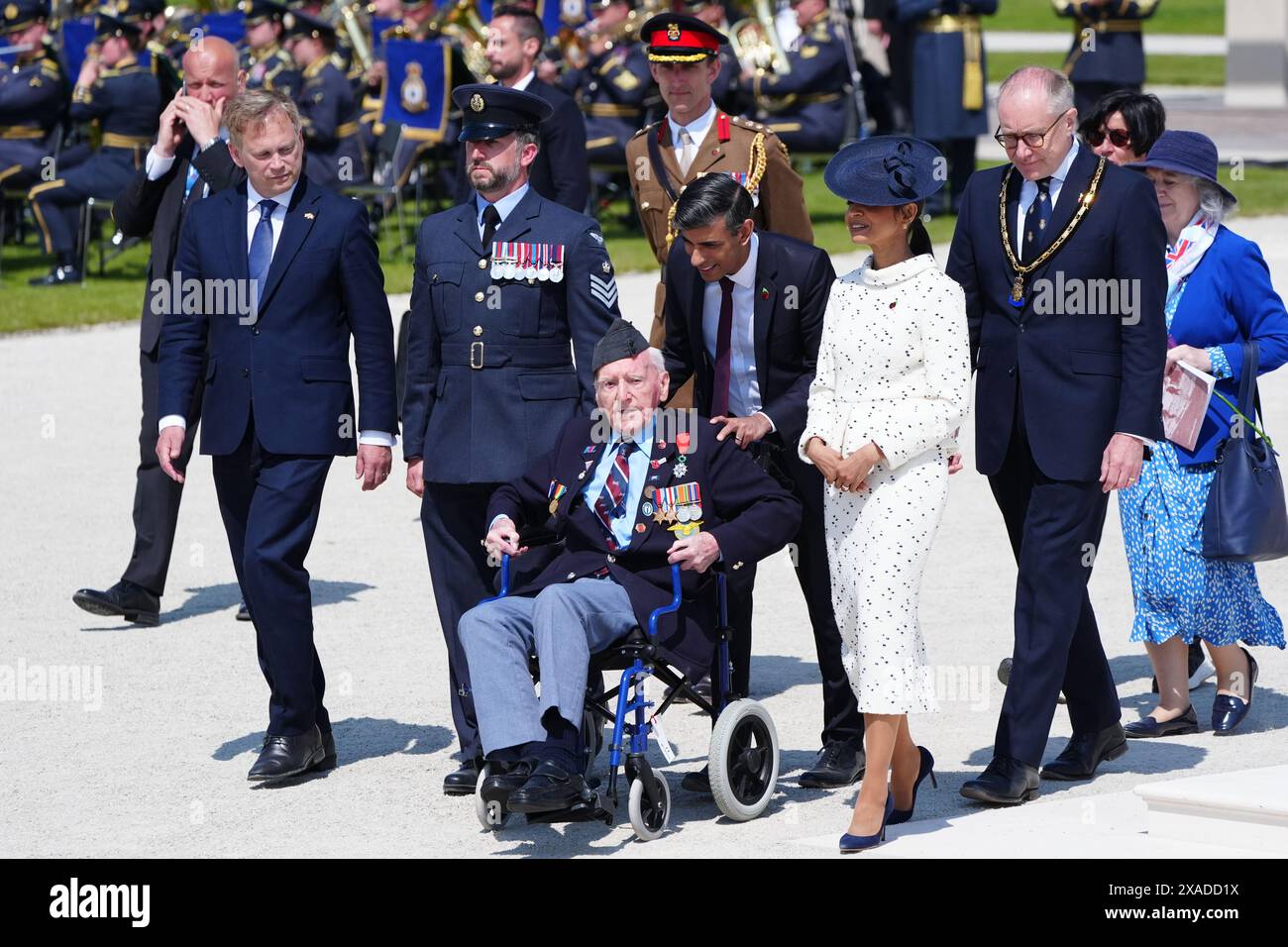 Prime Minister Rishi Sunak and wife Akshata Murty with RAF veteran ...