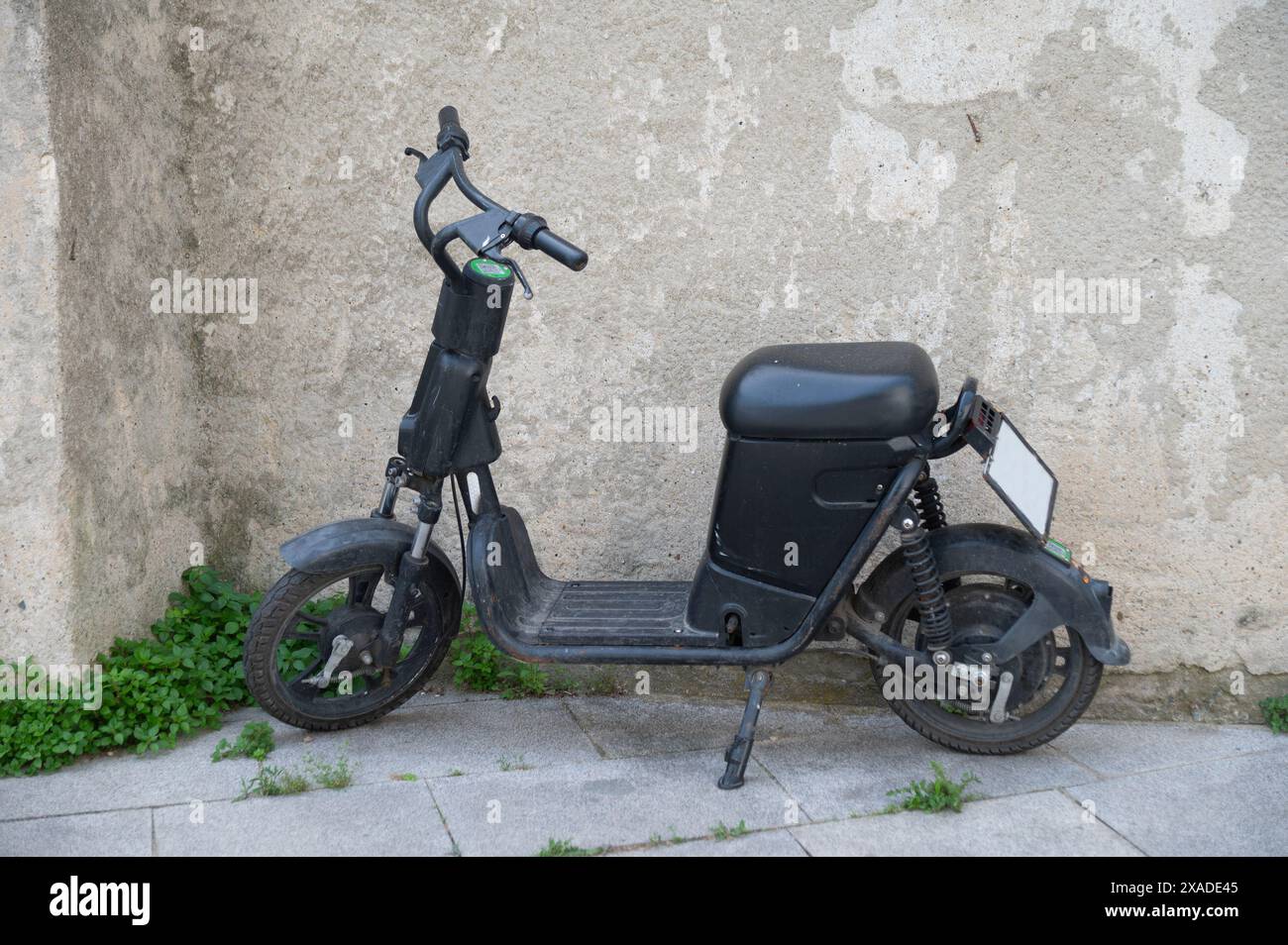 Black moped hi-res stock photography and images - Alamy