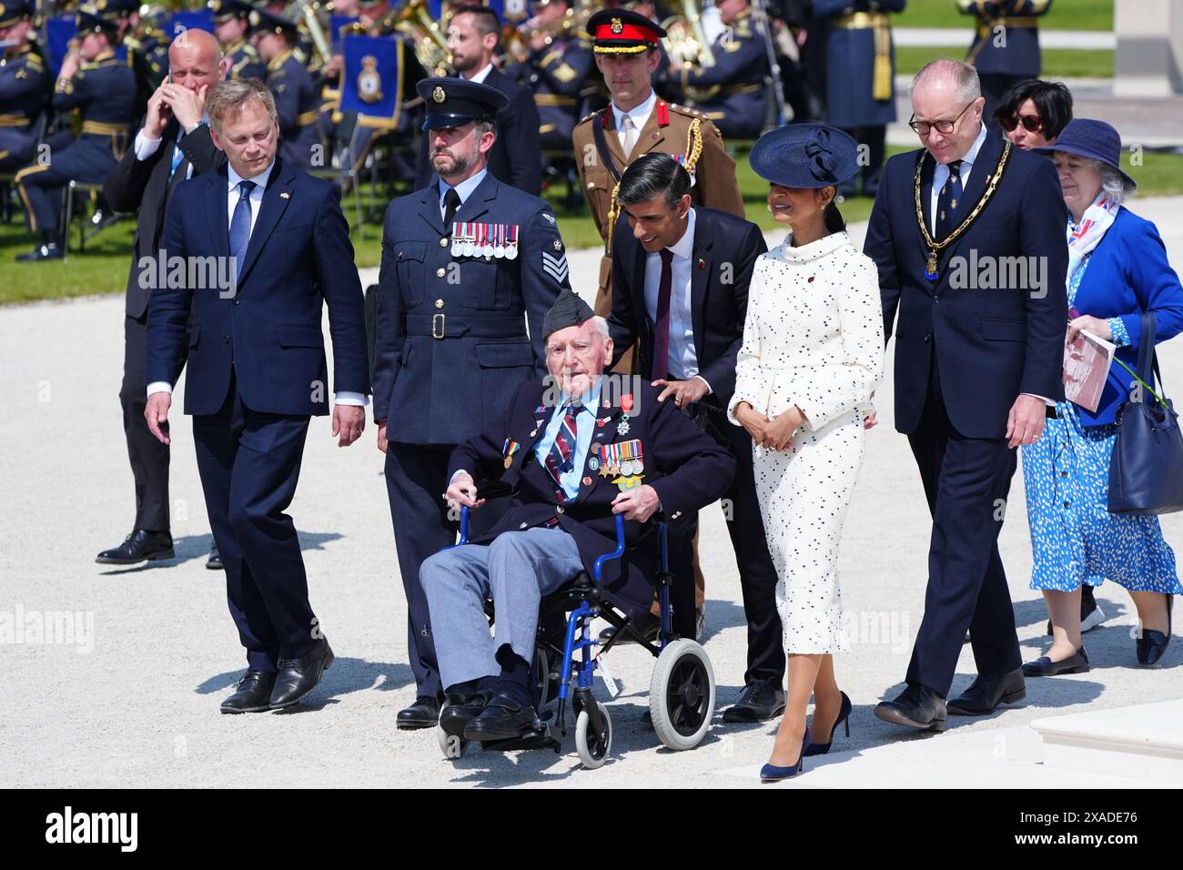 Prime Minister Rishi Sunak and wife Akshata Murty with RAF veteran ...