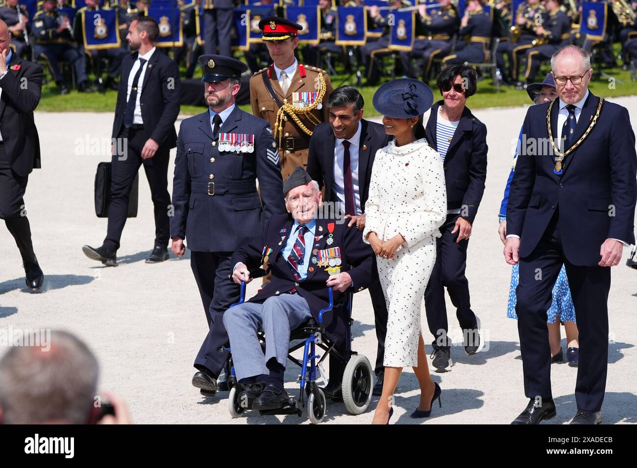 Prime Minister Rishi Sunak and wife Akshata Murty with RAF veteran ...