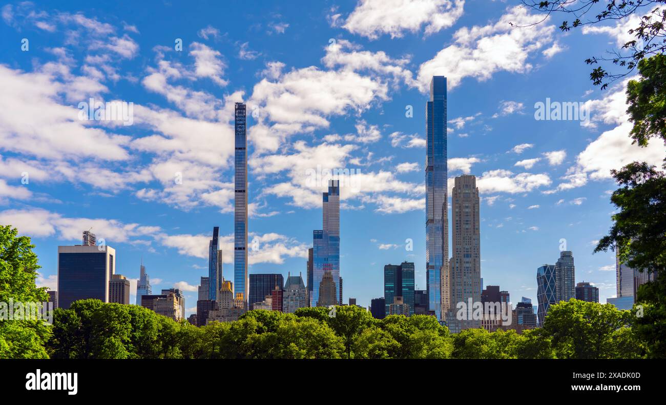 View of south Manhattan skyscrapers seen from Cantral Park. New York ...