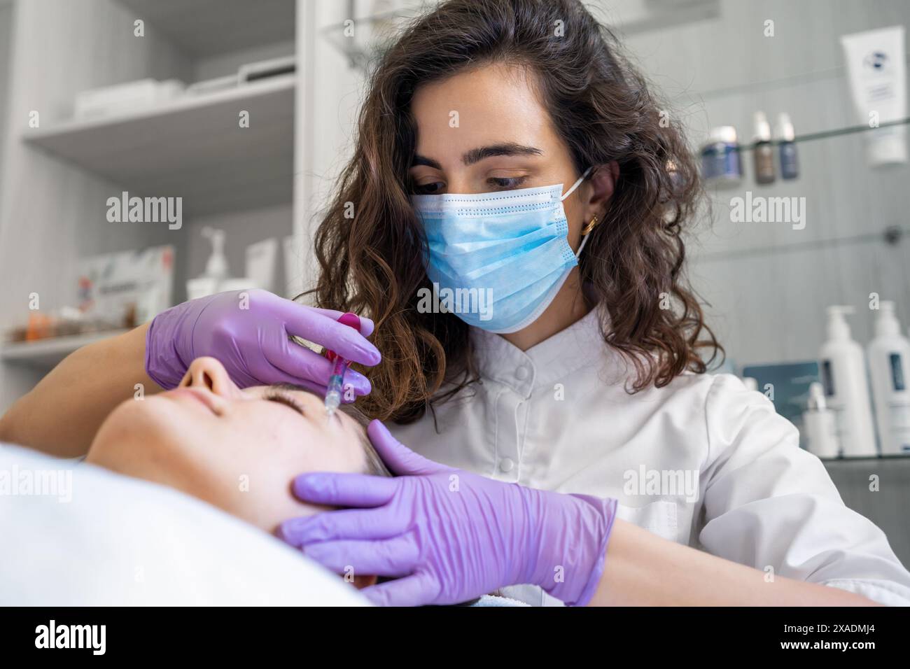 Forehead injection at spa salon. Doctor hands. Beauty treatment ...