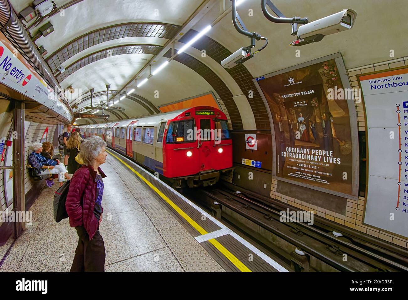 London Underground tube train arriving at Baker Street Station Bakerloo ...