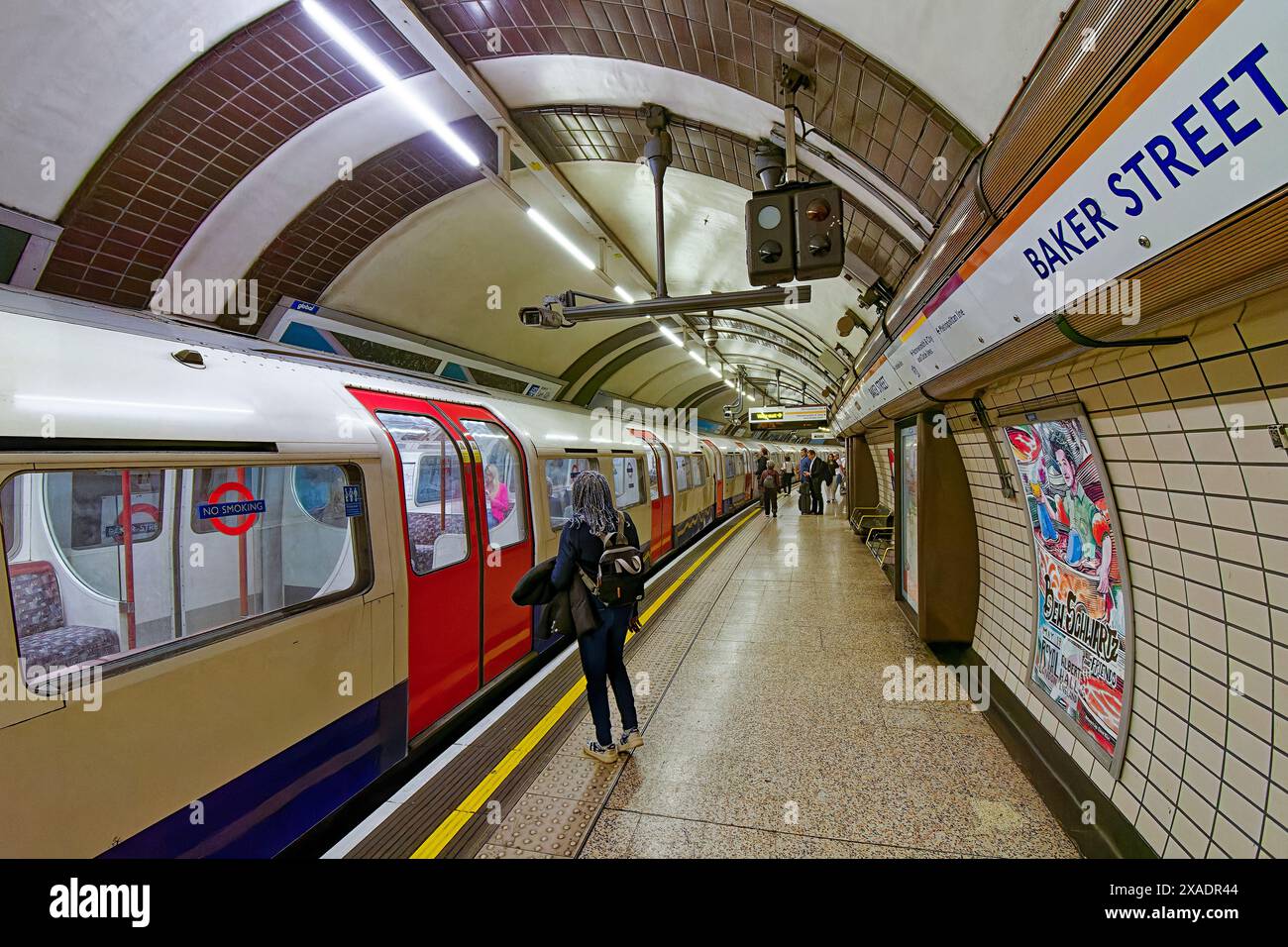 London Underground tube train waiting at Baker Street Station Bakerloo ...