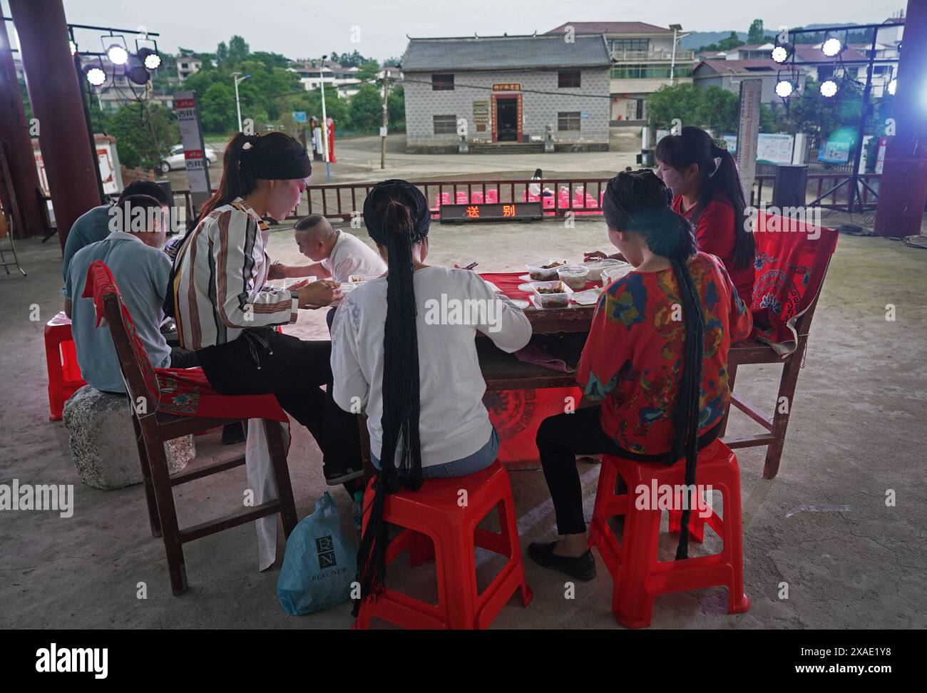 (240606) -- GUANGCHANG, June 6, 2024 (Xinhua) -- Troupe members have a ...