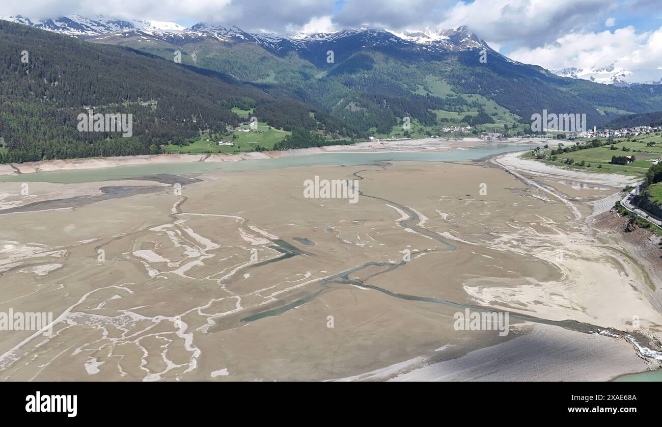 Reschensee, Südtirol, Italien 06. Juni 2024: Hier der Blick auf den ...