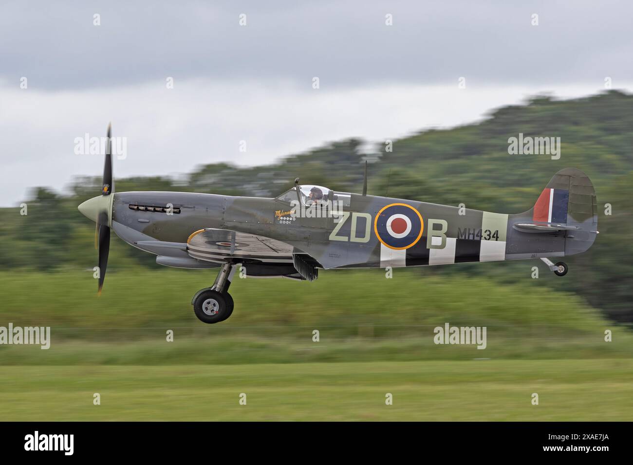 Iwm duxford spitfire hi-res stock photography and images - Alamy