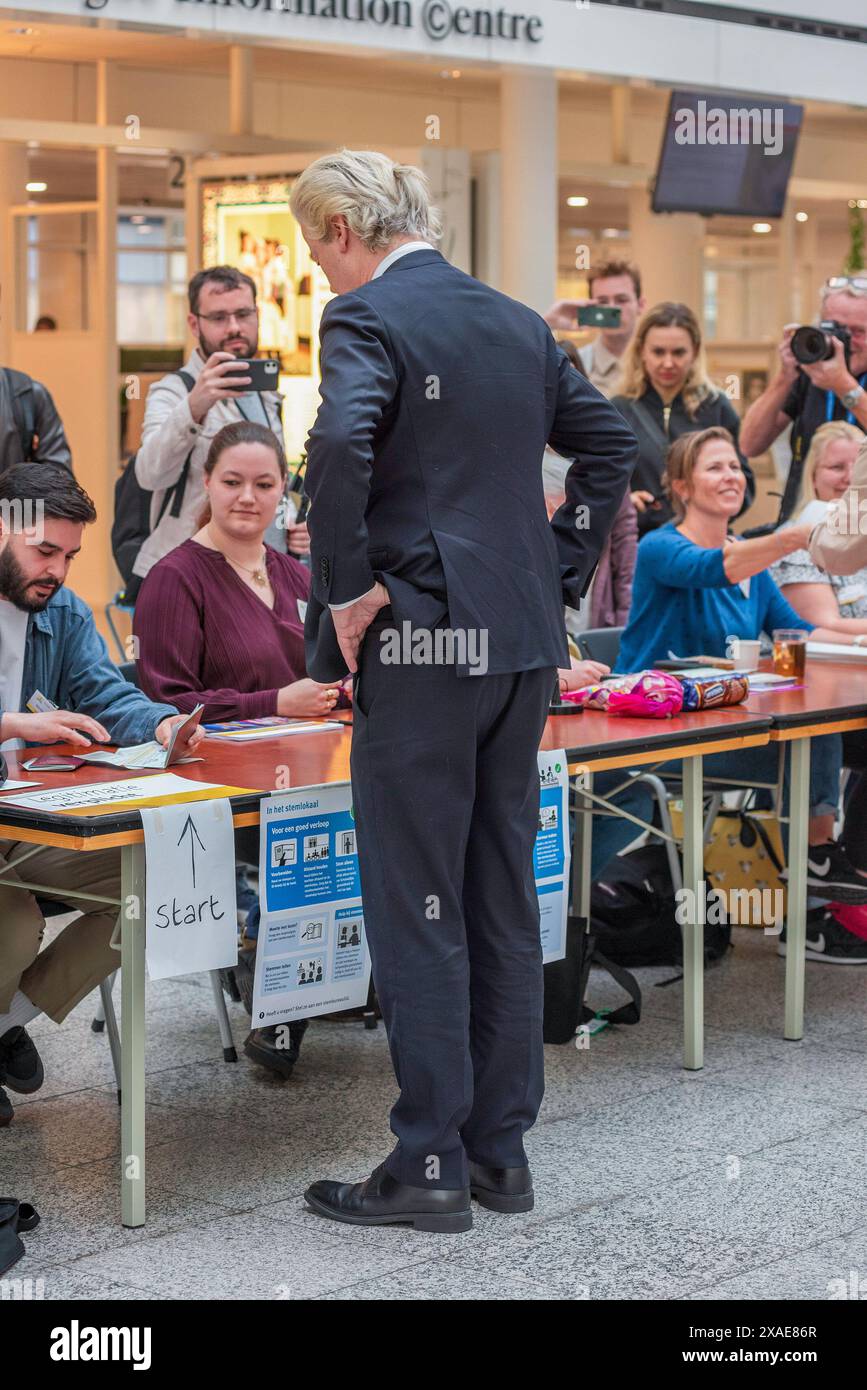 PVV leader Geert Wilders, cast his vote this morning in the town hall ...