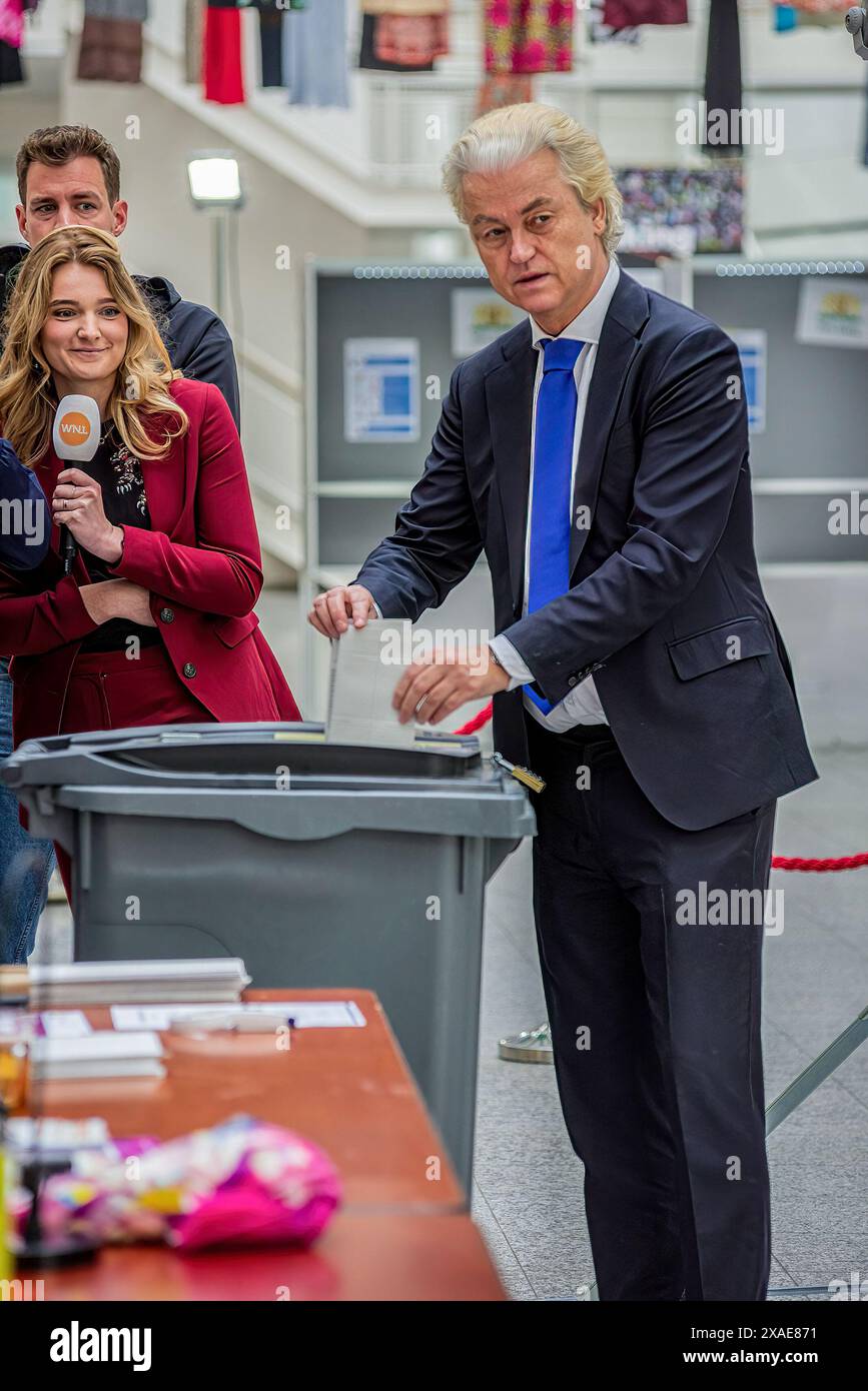 PVV leader Geert Wilders, cast his vote this morning in the town hall ...
