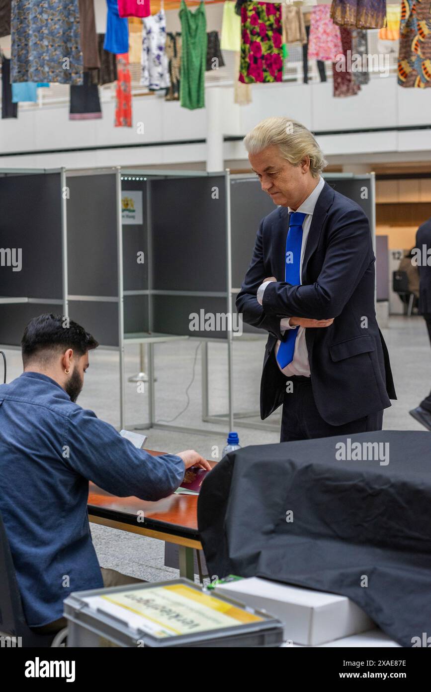 PVV leader Geert Wilders, cast his vote this morning in the town hall ...