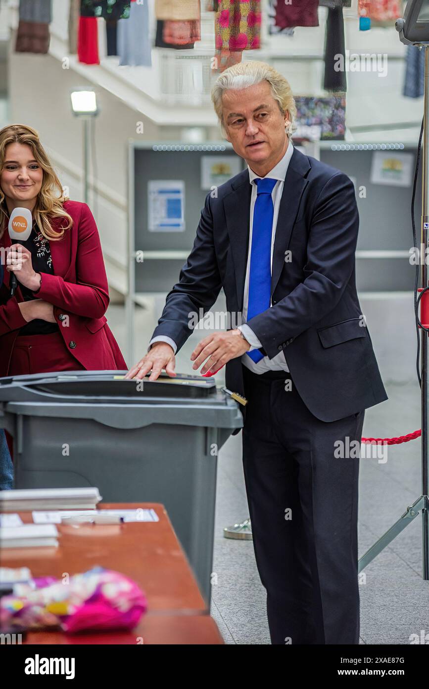 PVV leader Geert Wilders, cast his vote this morning in the town hall ...