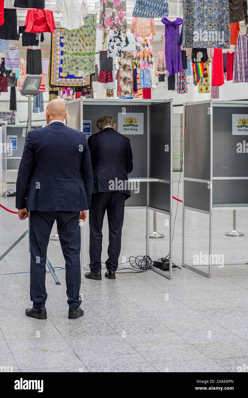 PVV leader Geert Wilders, cast his vote this morning in the town hall ...