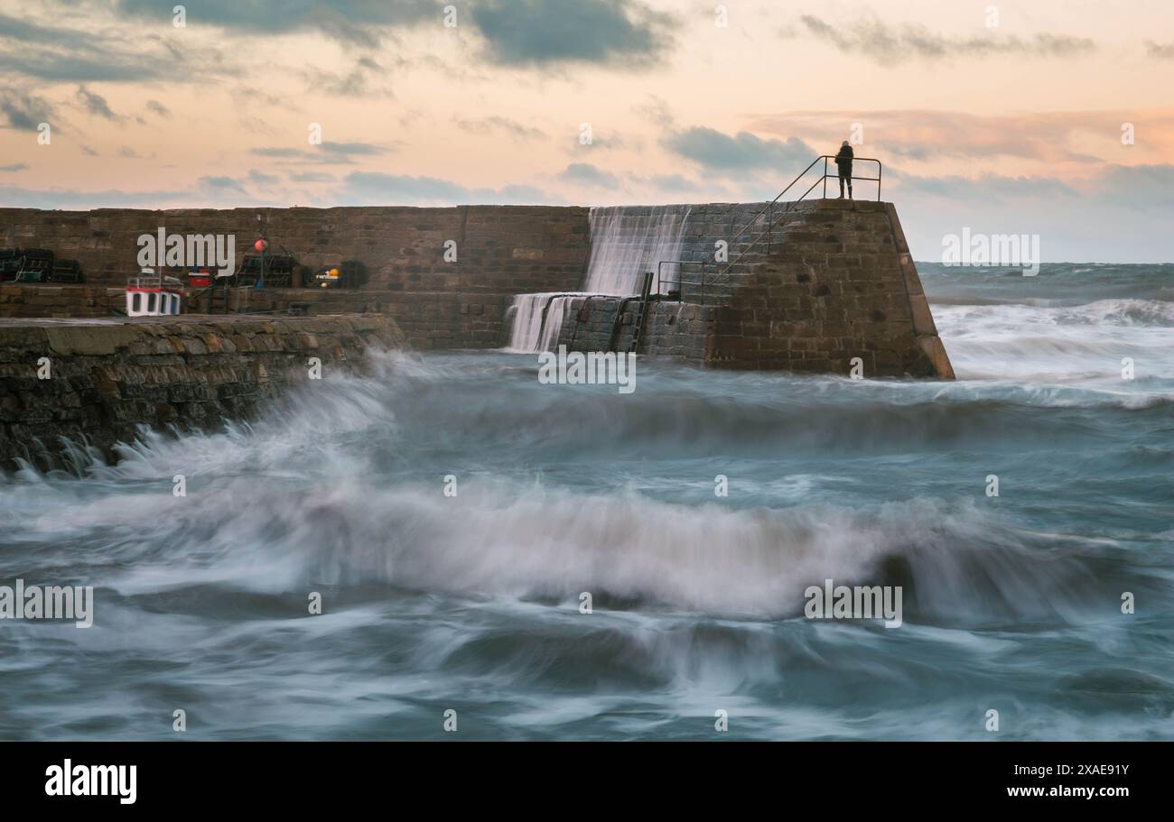 Wave on harbour wall hi-res stock photography and images - Alamy