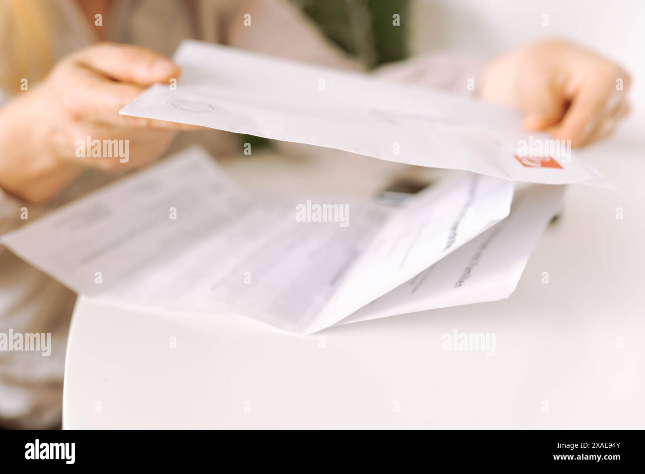 Womans hands and reading letter hi-res stock photography and images - Alamy